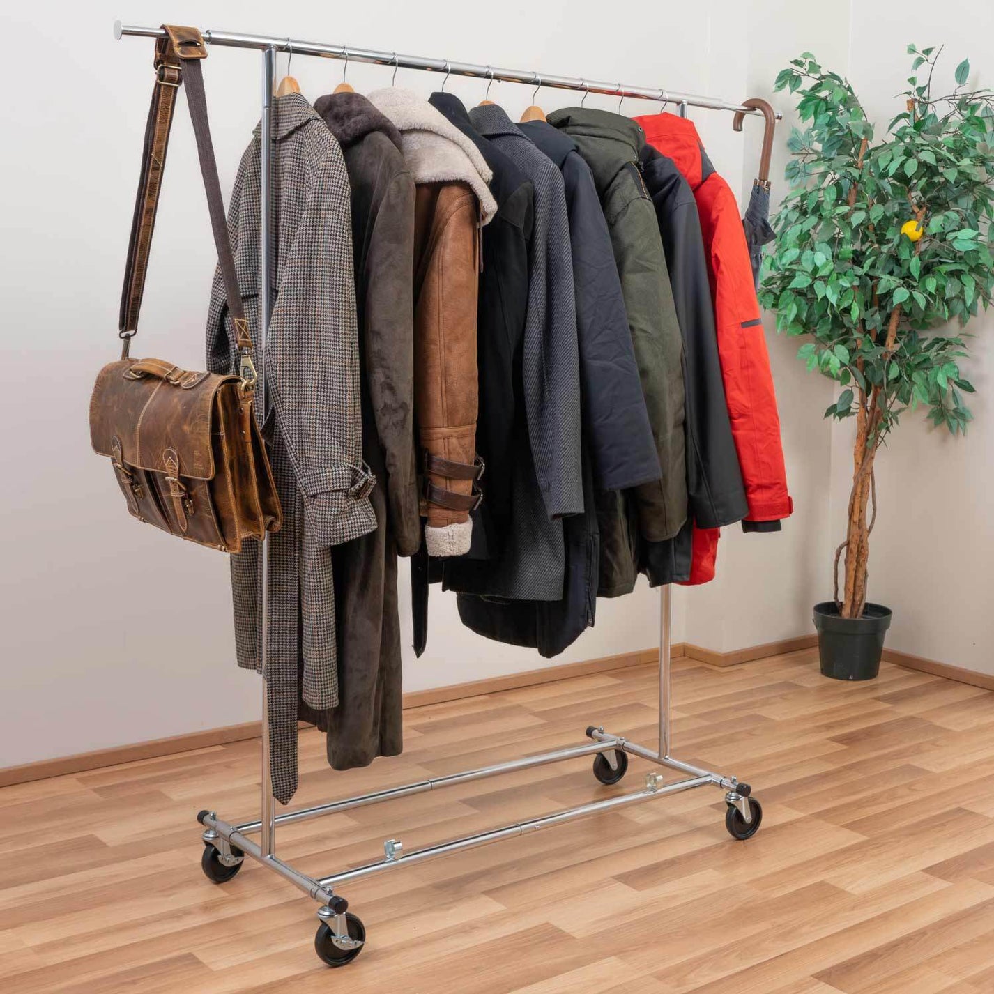 Stilvolle Kleiderständer Mit Abdeckung Bild